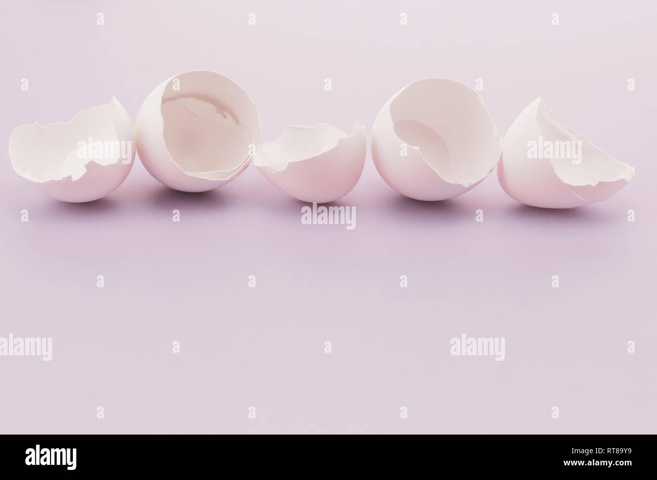 white empty broken egg shells backdrop Stock Photo - Alamy