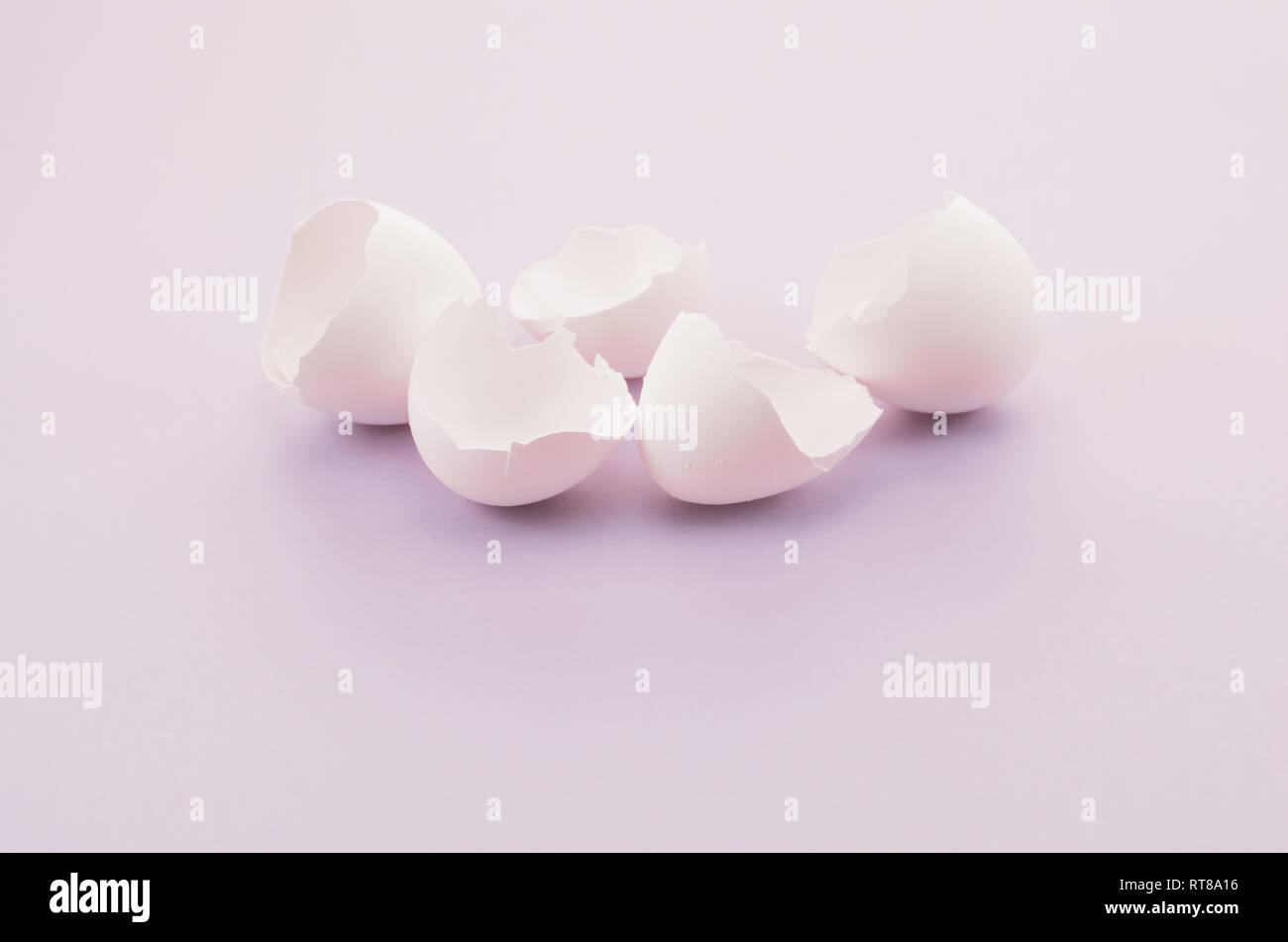 white empty broken egg shells backdrop Stock Photo - Alamy