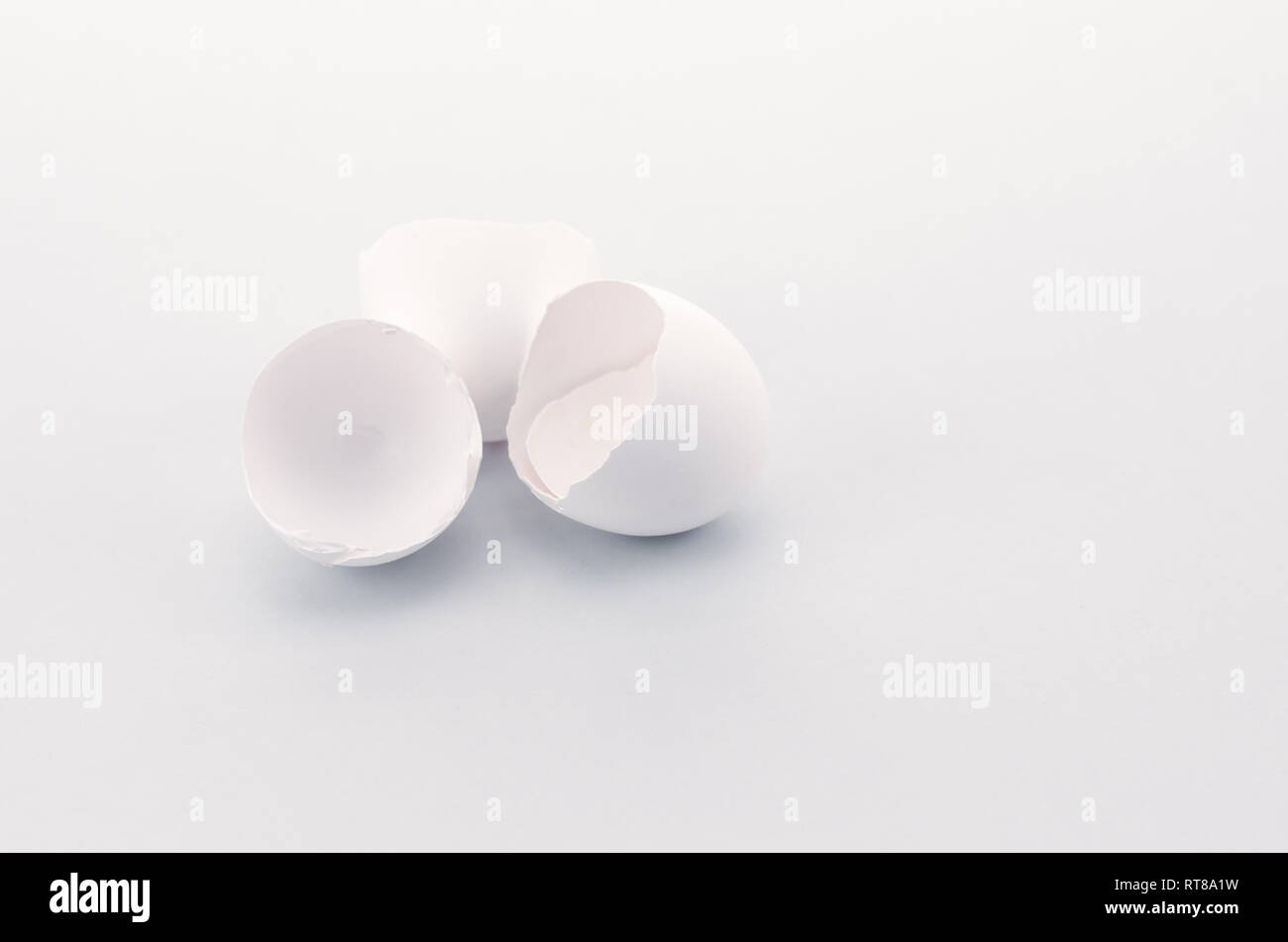 white empty broken egg shells backdrop Stock Photo - Alamy