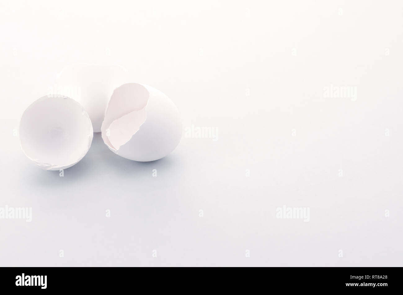 white empty broken egg shells backdrop Stock Photo - Alamy