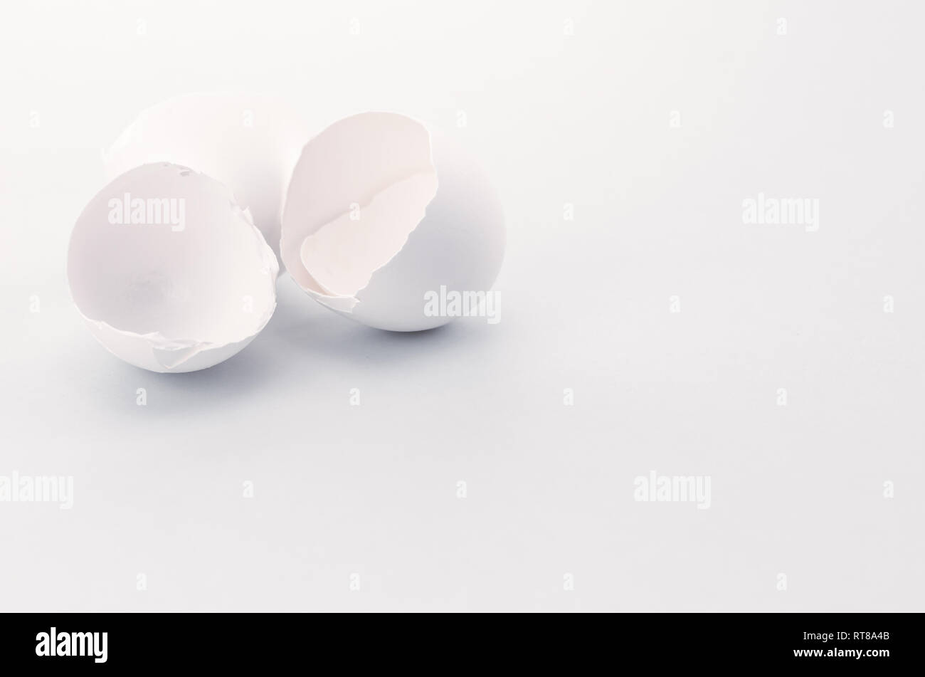 white empty broken egg shells backdrop Stock Photo - Alamy