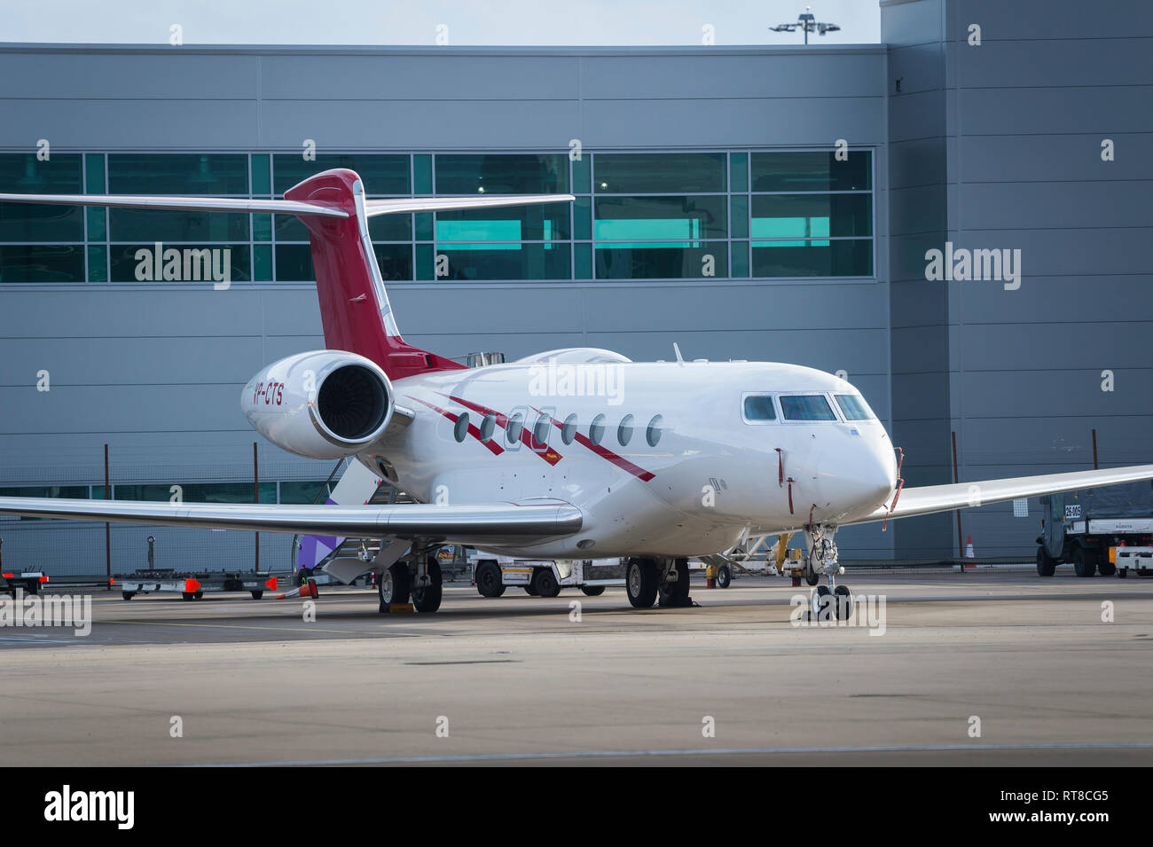 Gulfstream G650 twin-engine business jet airplane waiting on the apron ...