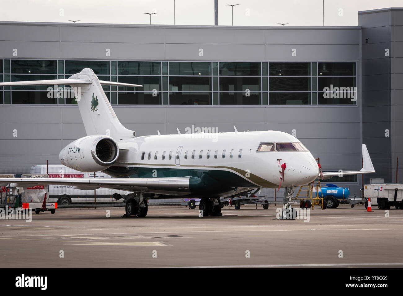 Airplane luton airport hi-res stock photography and images - Alamy