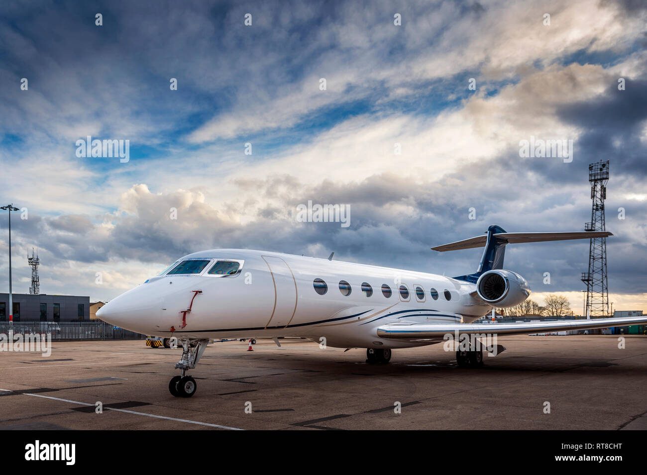 Airport apron area hi-res stock photography and images - Alamy
