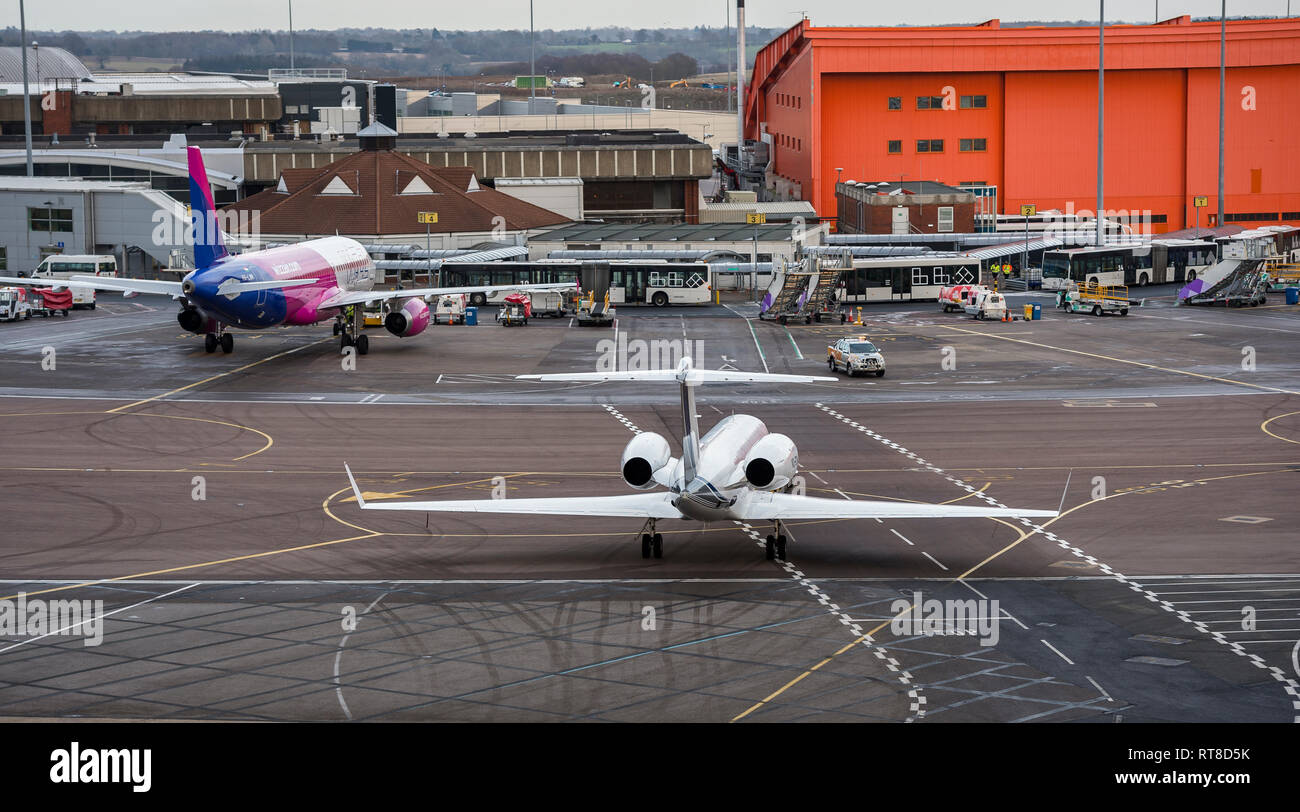 Airport apron area hi-res stock photography and images - Alamy