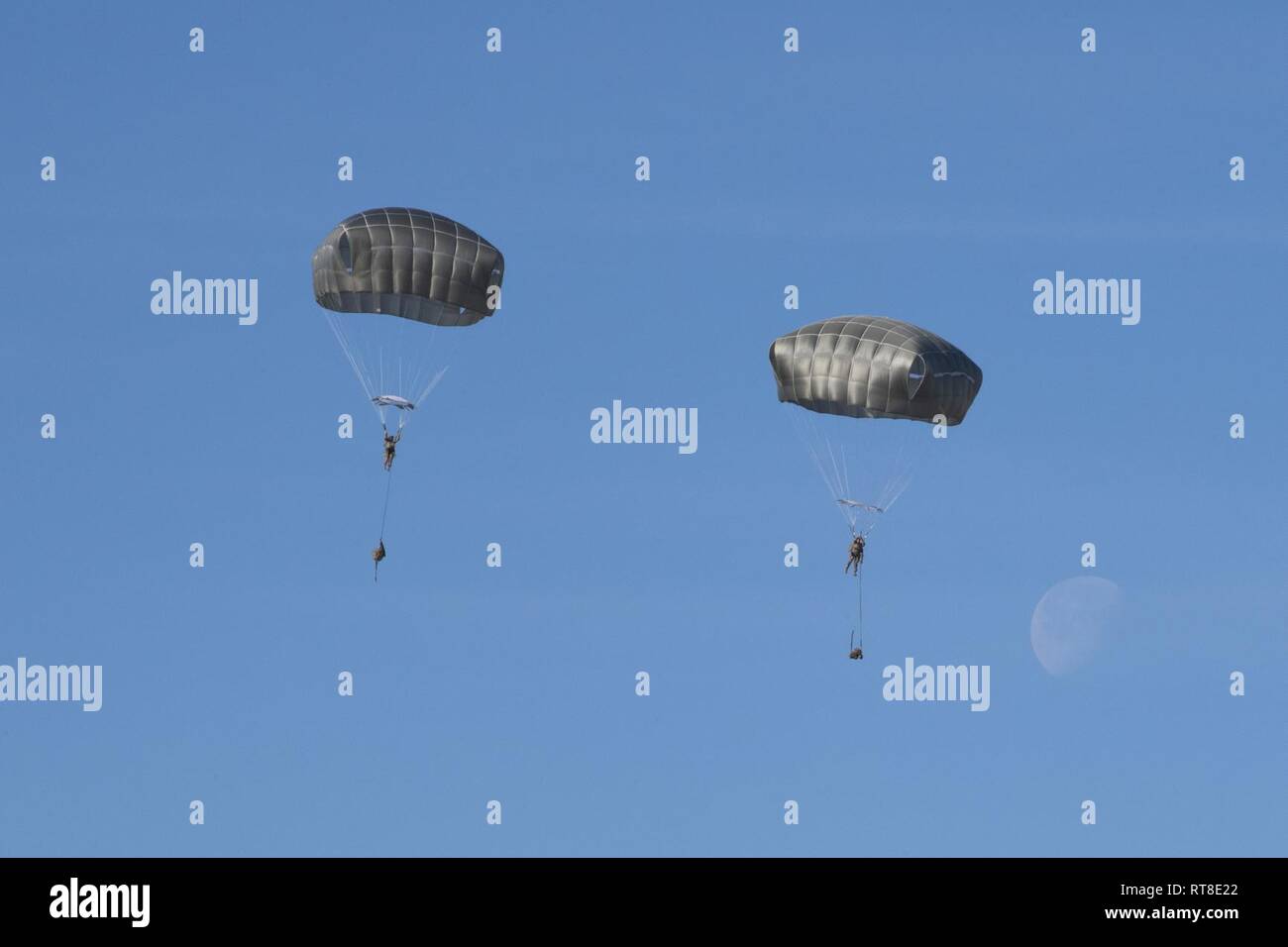 Ground support equipment lowered hi-res stock photography and images ...