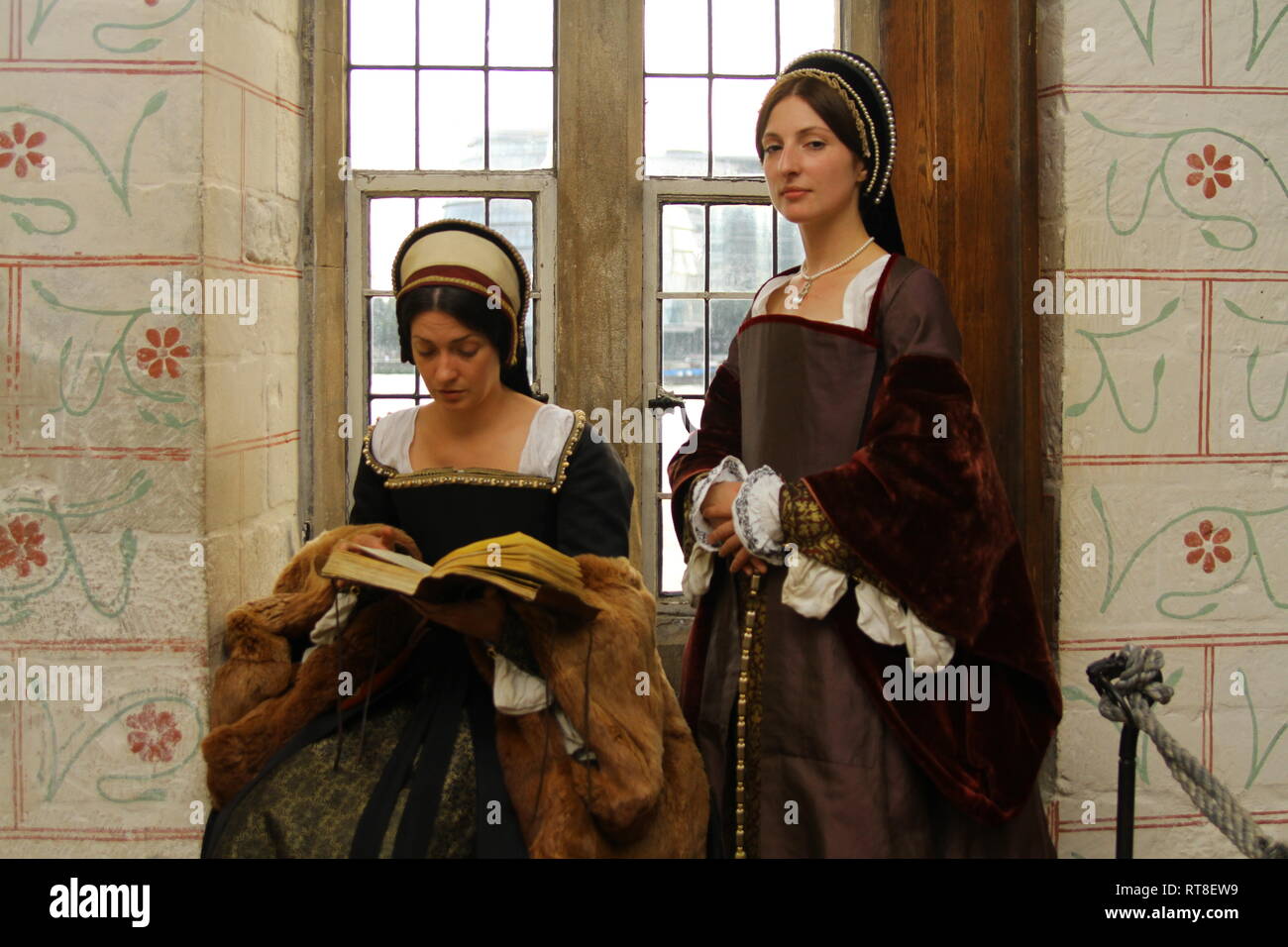 Rich tudor lady hi-res stock photography and images - Alamy