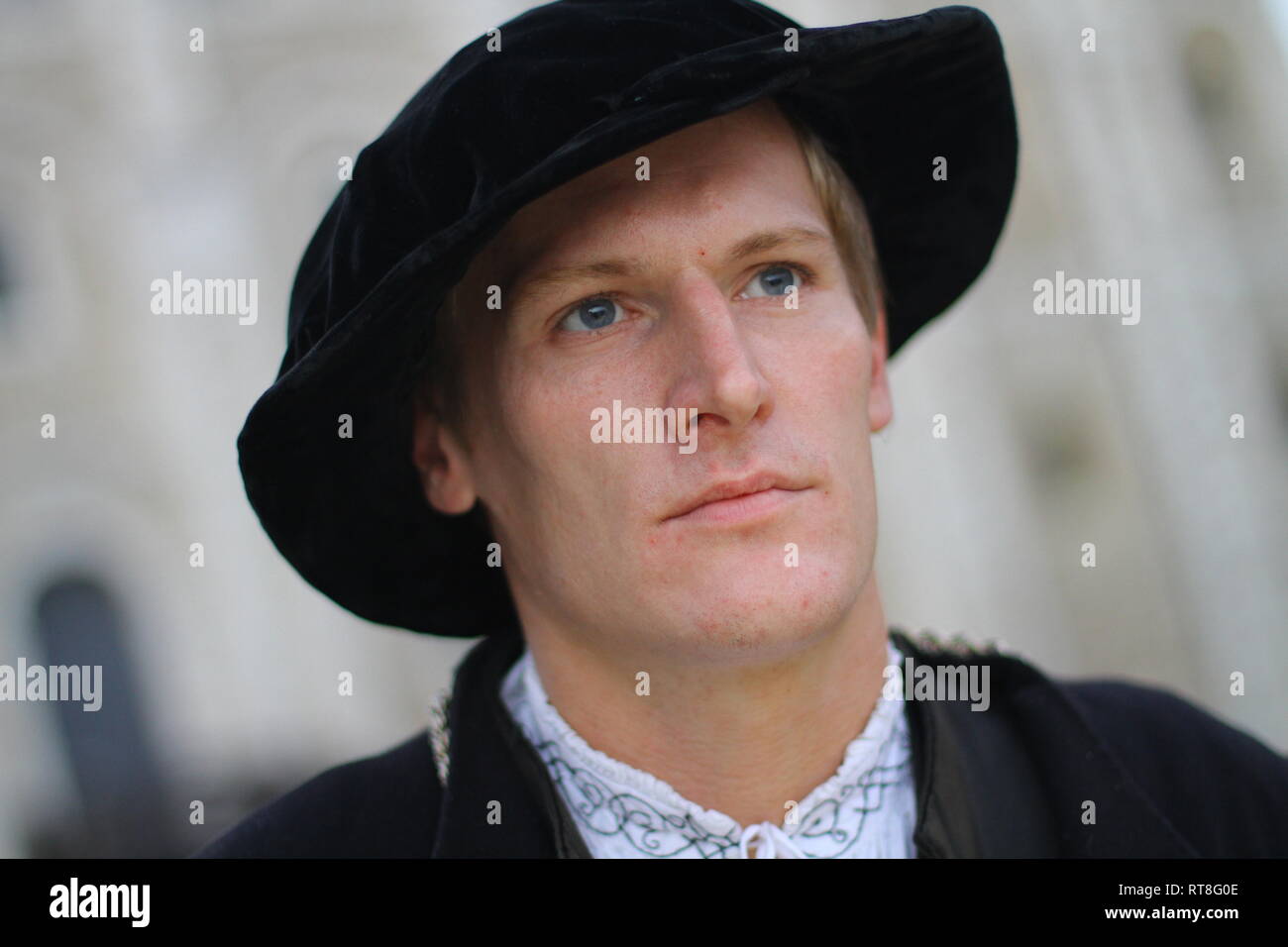 Dressed in tudor clothes hi-res stock photography and images - Alamy