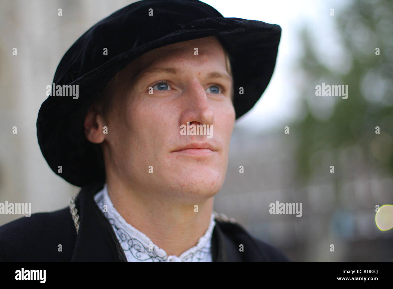 Dressed in tudor clothes hi-res stock photography and images - Alamy