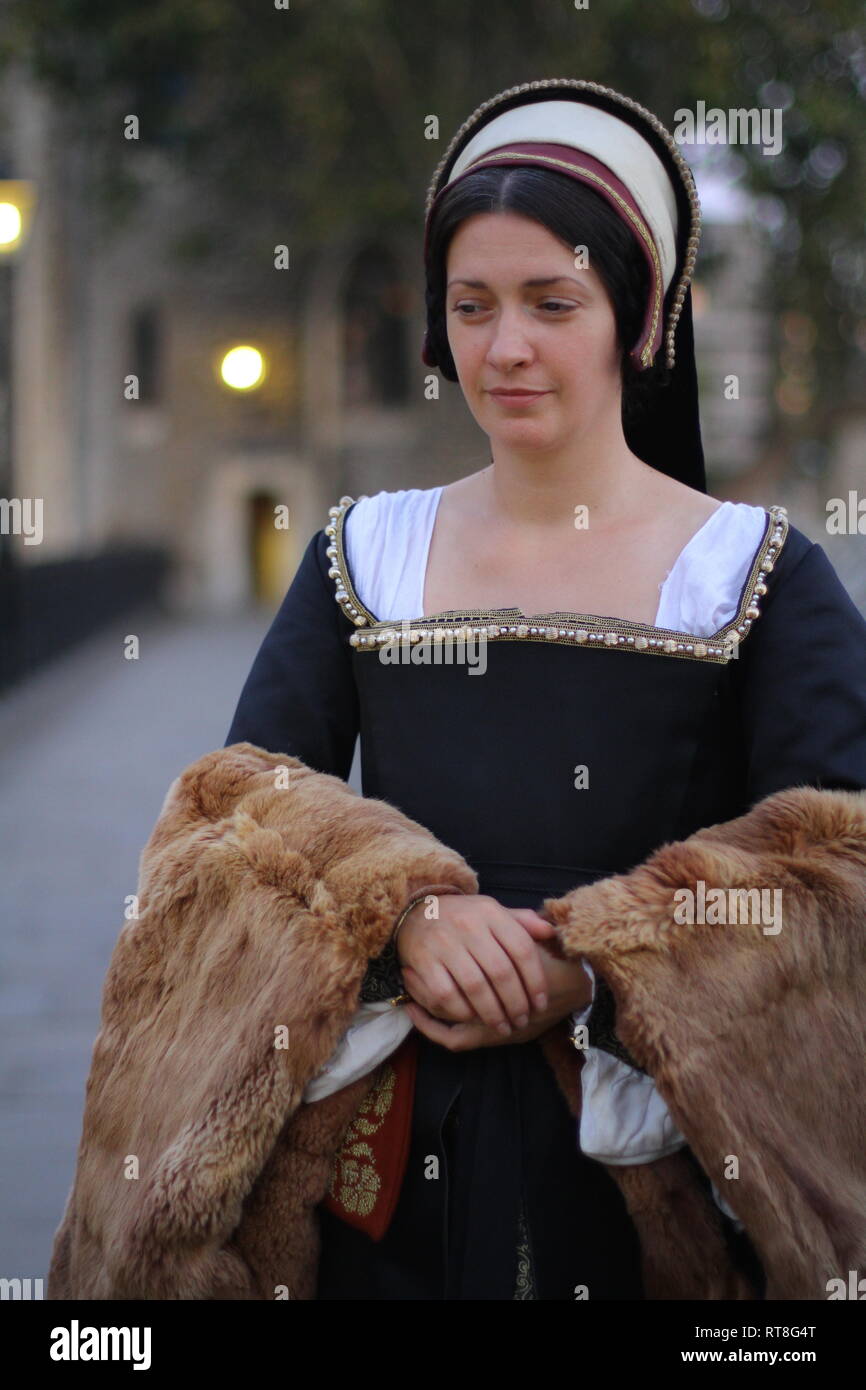A beautiful but sad dark haired Tudor Woman in authentic Tudor dress ...