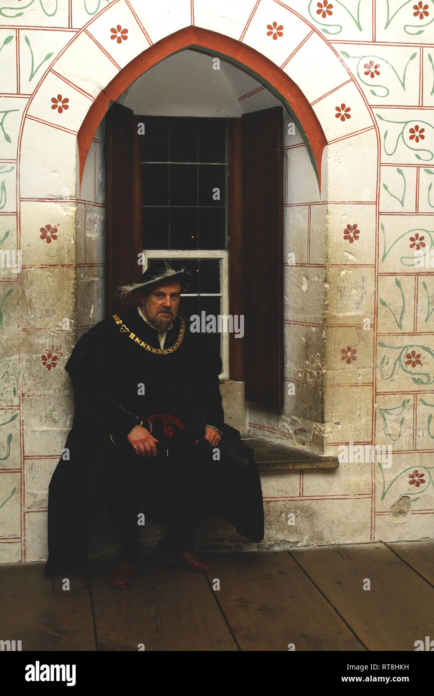 Henry viii seated alone hi-res stock photography and images - Alamy