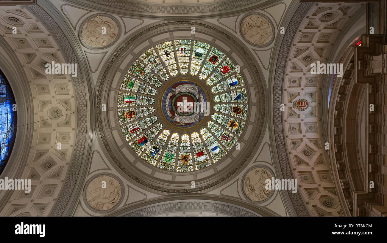 The glass dome displays the cantonal coats of arms in radial order ...