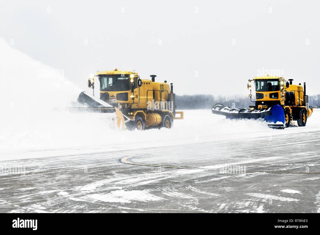 Runways and airfield ramps hi-res stock photography and images - Alamy