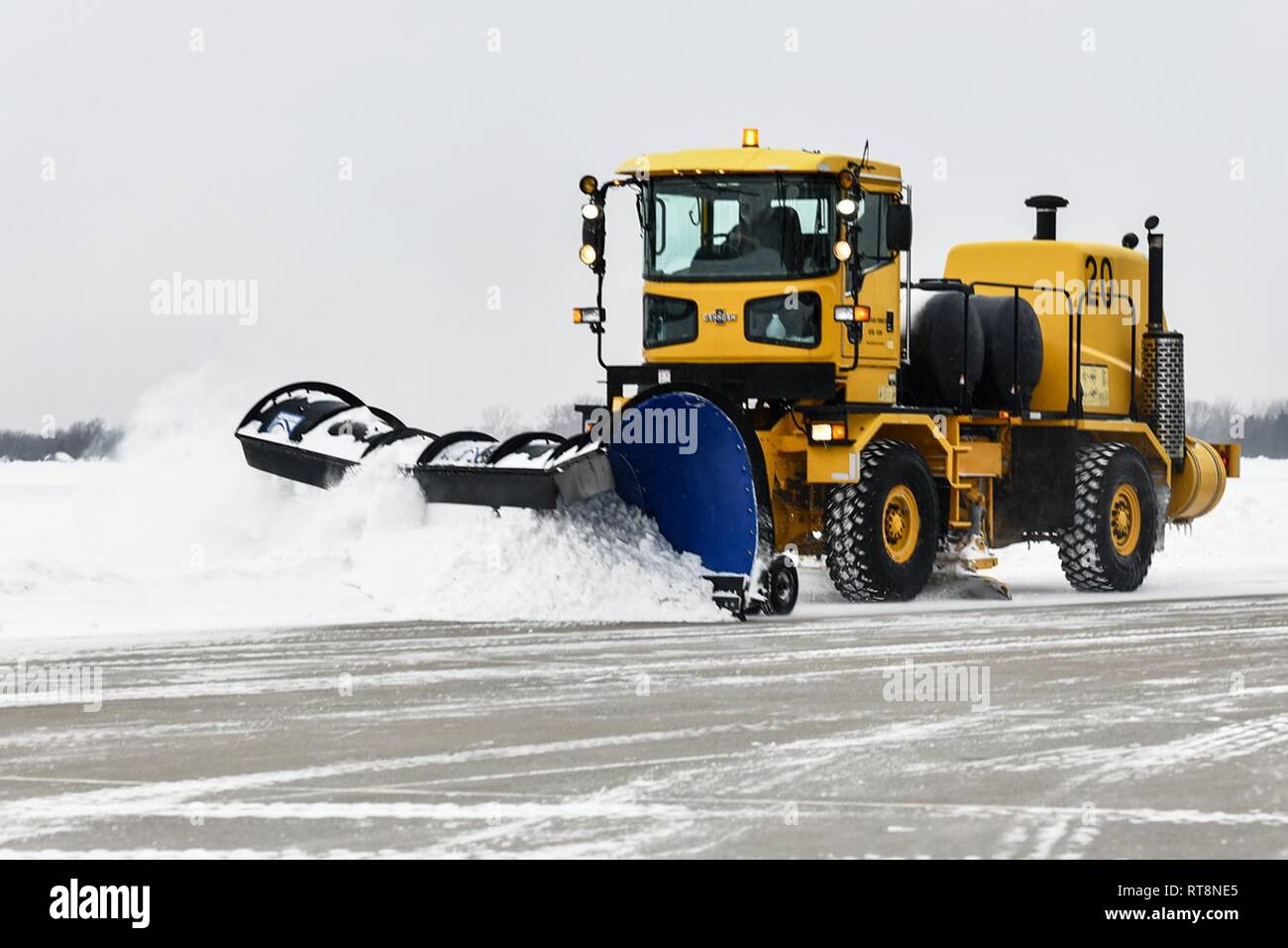 Runways and airfield ramps hi-res stock photography and images - Alamy
