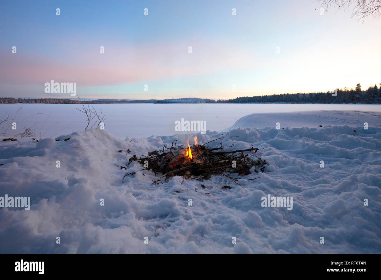 Campfire snow hi-res stock photography and images - Alamy