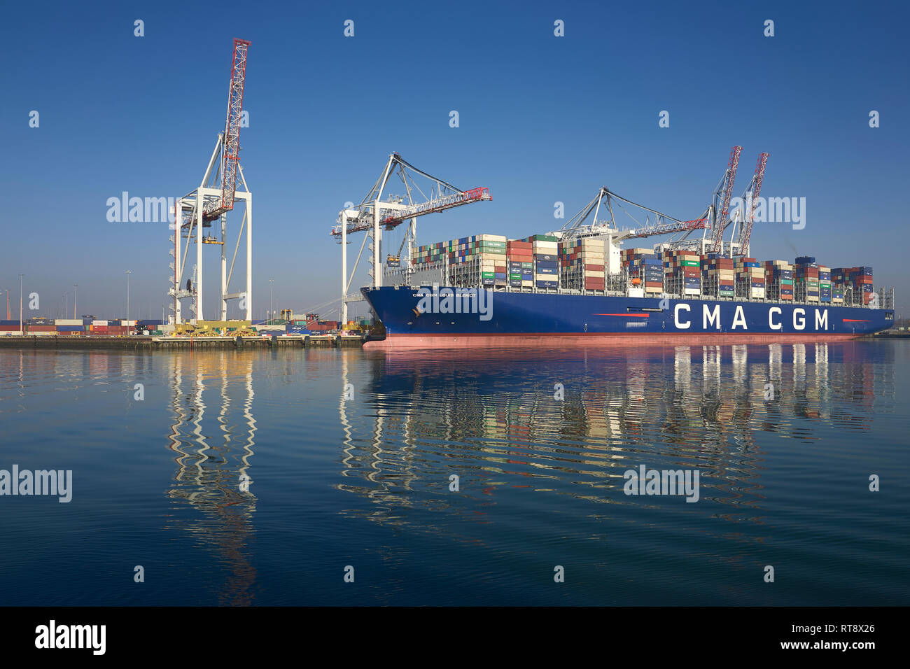 Southampton container terminal berth 5 hi-res stock photography and ...