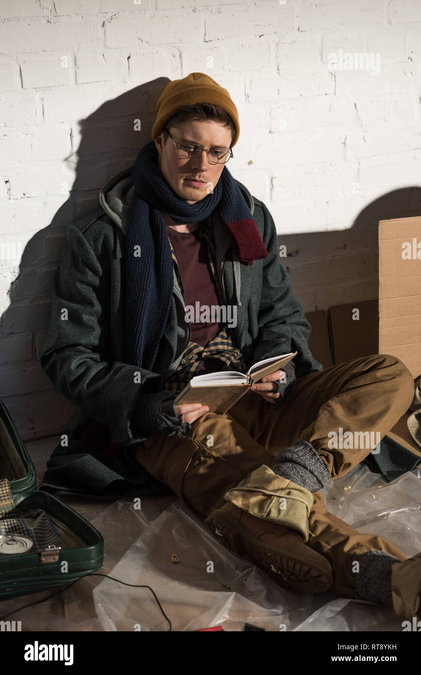 Homeless read book hi-res stock photography and images - Alamy