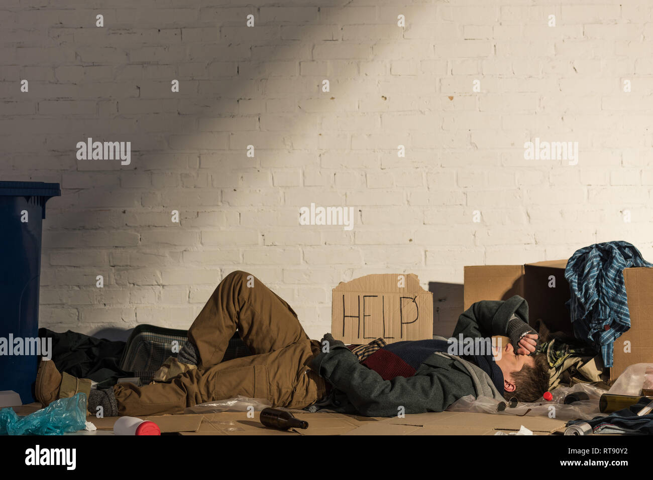 Homeless man sleeping on cardboard hi-res stock photography and images ...