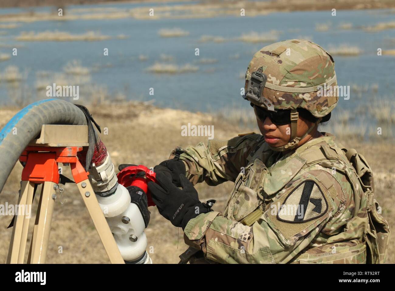 Tactical water purification system hi-res stock photography and images ...