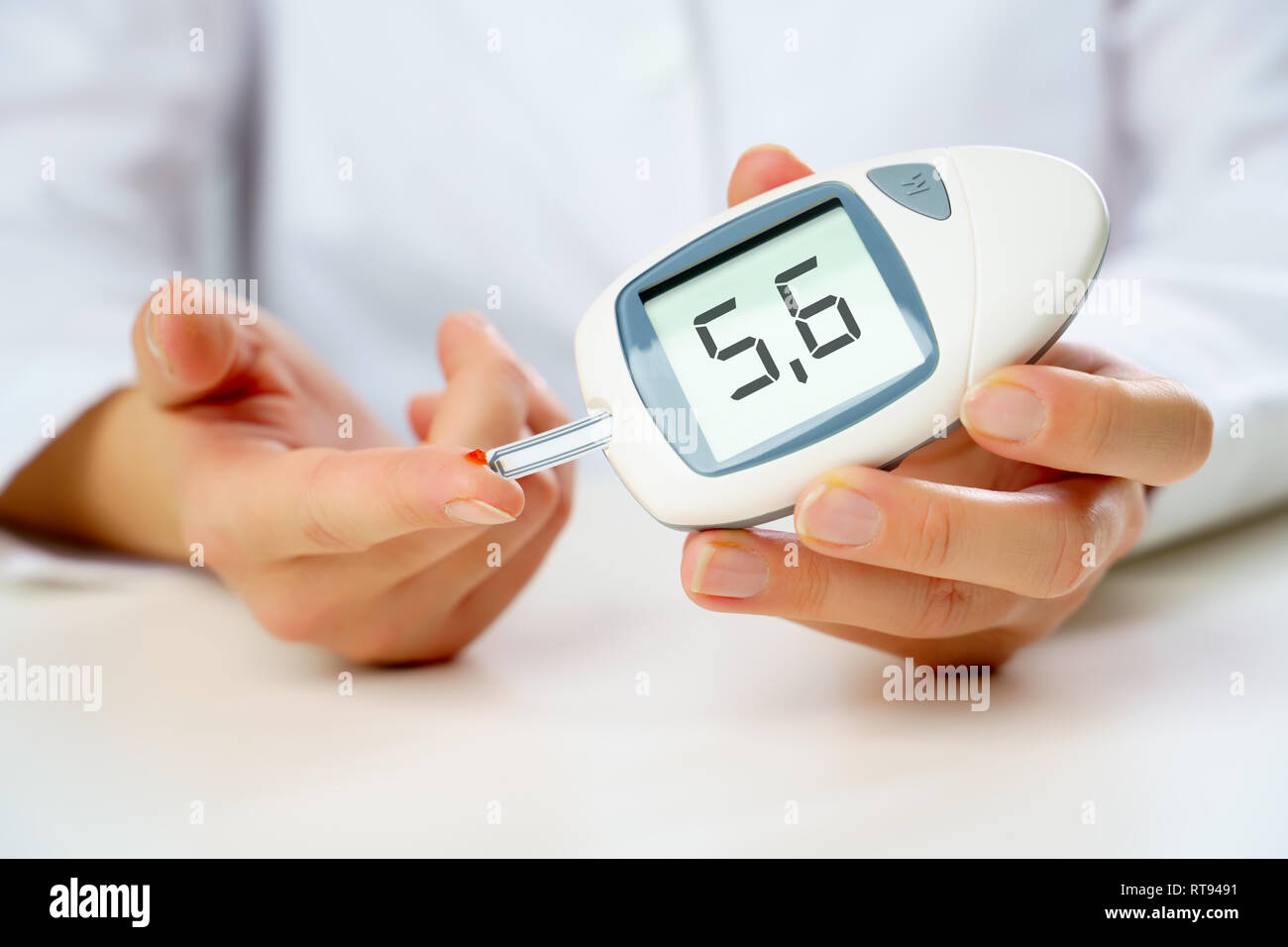 Photo of girl's hand with glucometer Stock Photo - Alamy