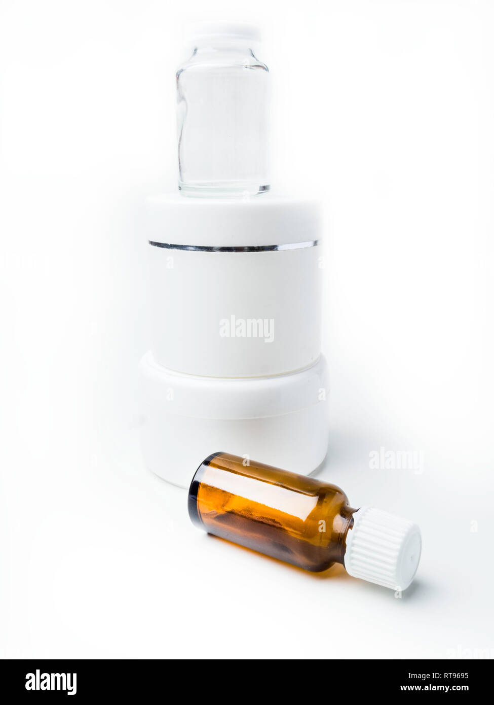 Realistic essential oil bottle. Mock up. Cosmetic vial, flask, flacon ...