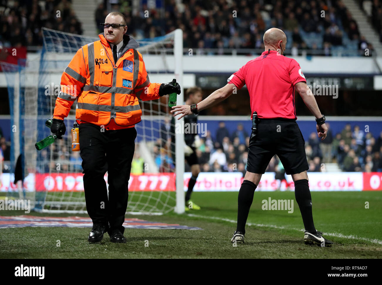 Referee andy davies hands over hi-res stock photography and images - Alamy