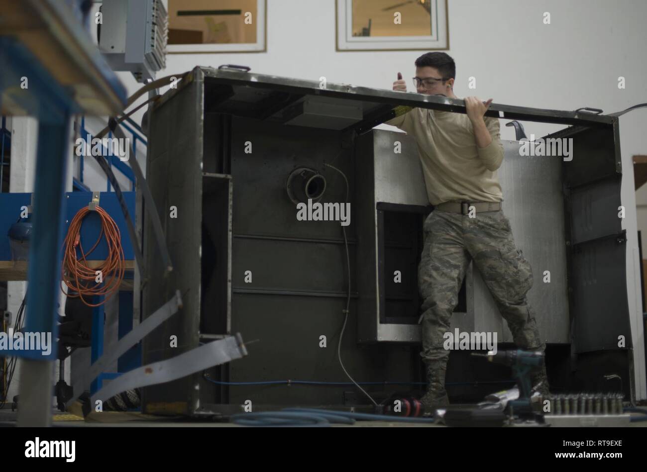 Ground power unit aircraft hi-res stock photography and images - Alamy