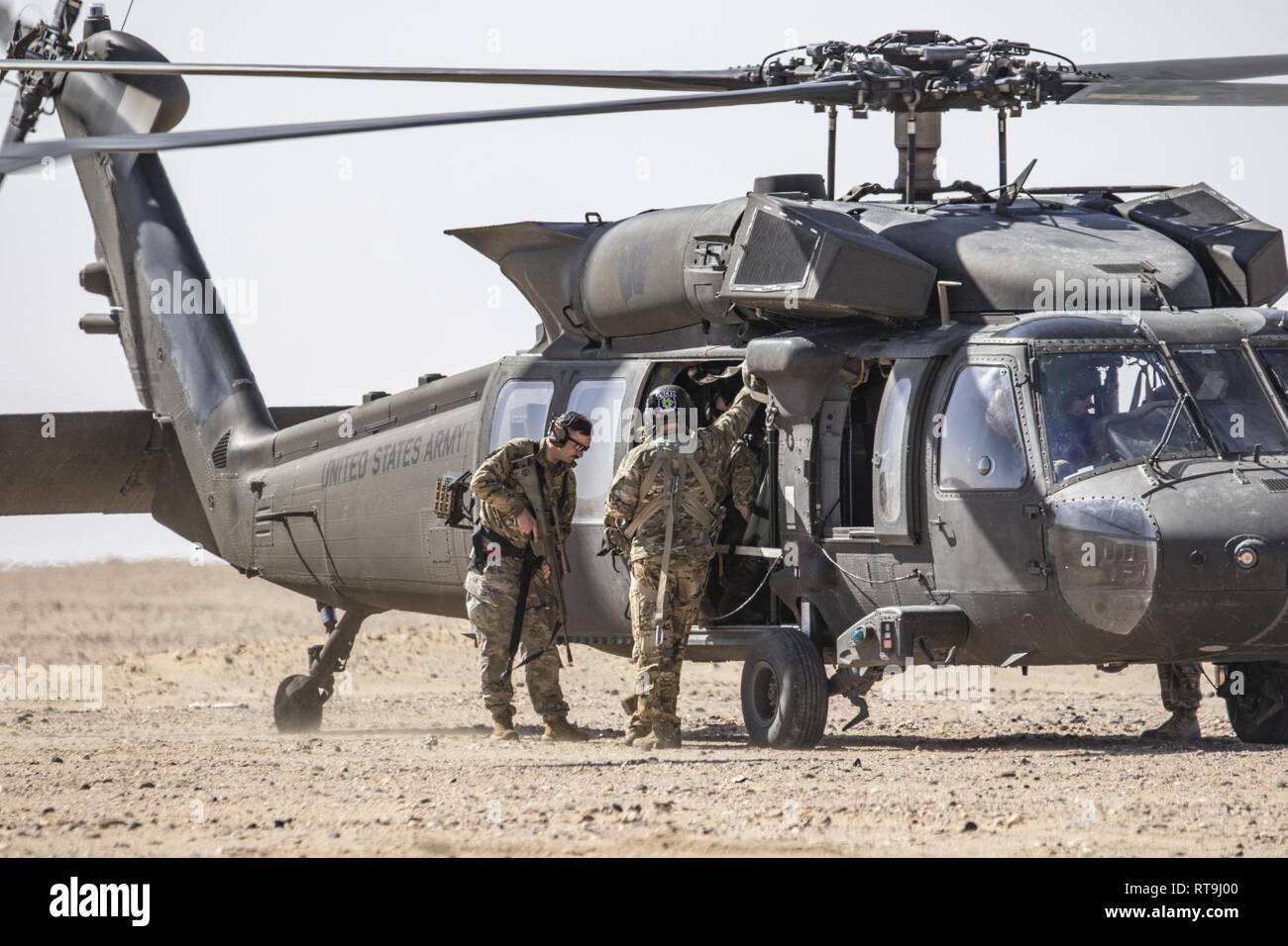 Flight crews from the Kansas National Guard’s 1st Battalion, 108th ...