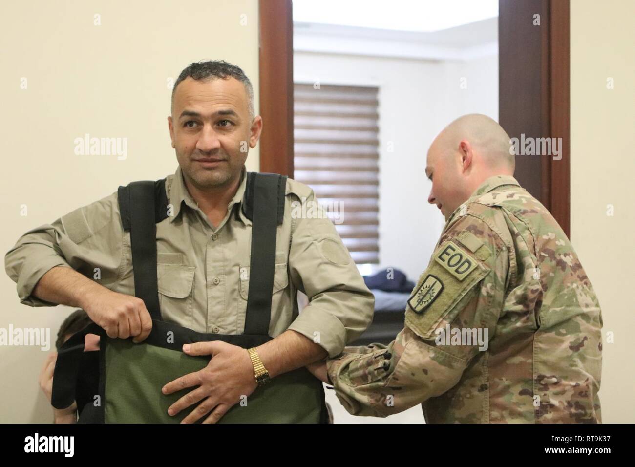 Eod iraq army soldiers hi-res stock photography and images - Alamy
