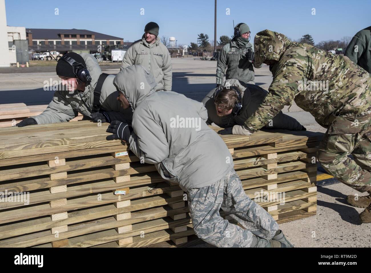 305th aerial port squadron hi-res stock photography and images - Alamy