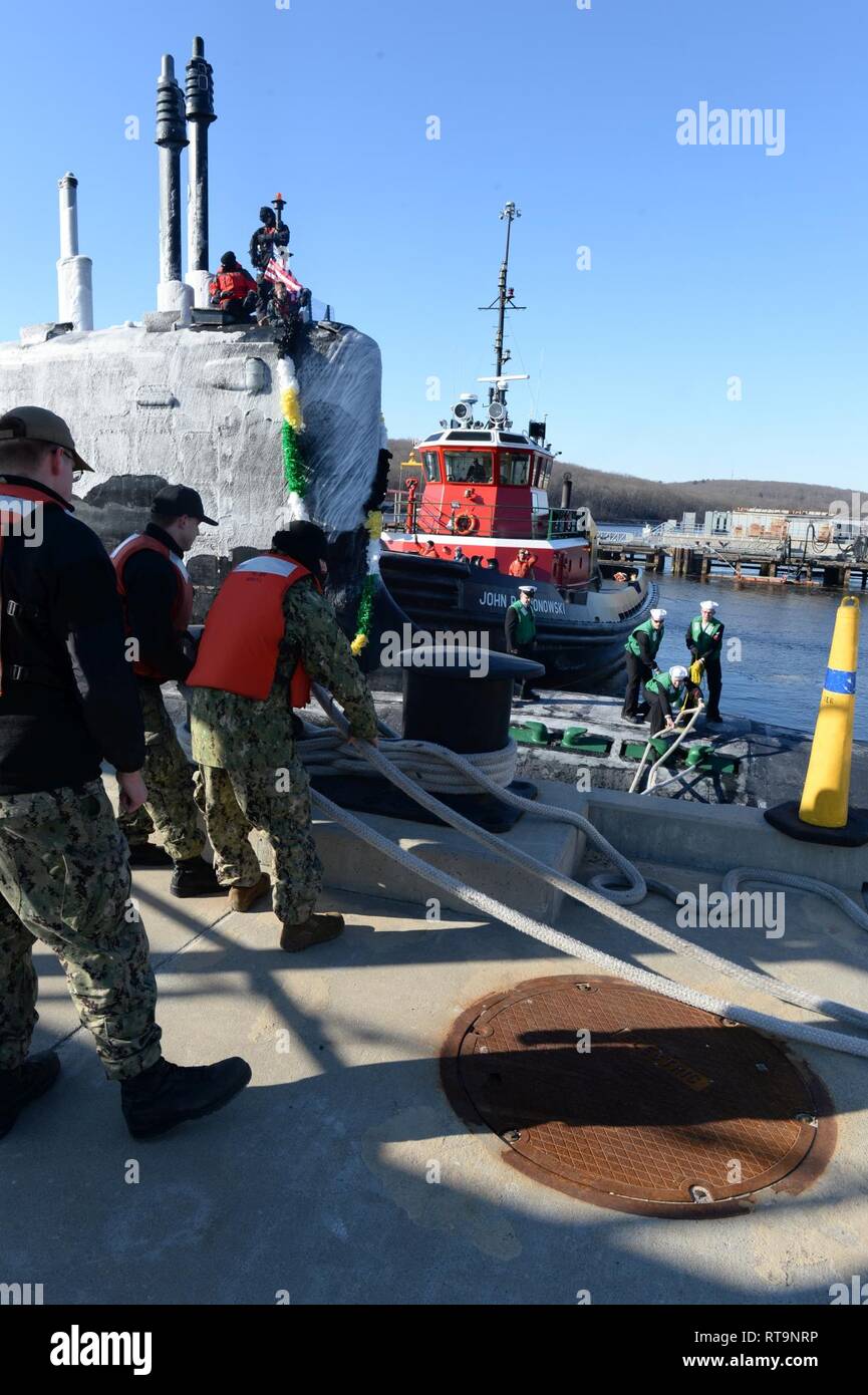 GROTON, Conn. (Jan. 31, 2019) Line handlers moor the Virginia-class ...