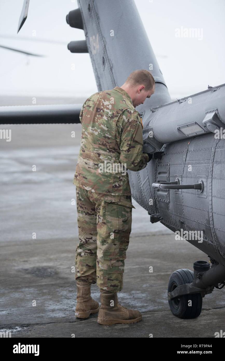 Uh 60 mechanic hi-res stock photography and images - Alamy