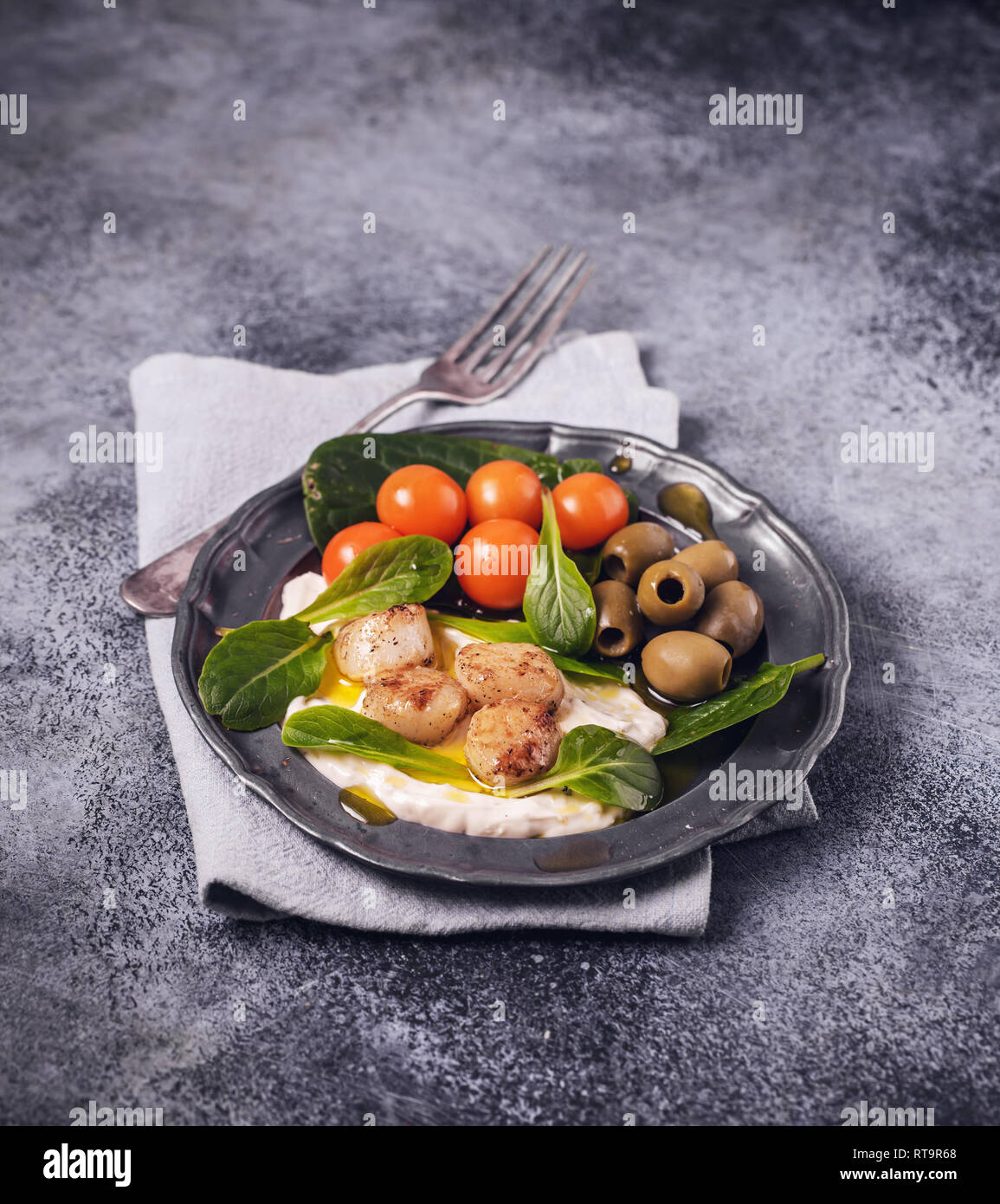 Scallops on plate Stock Photo - Alamy