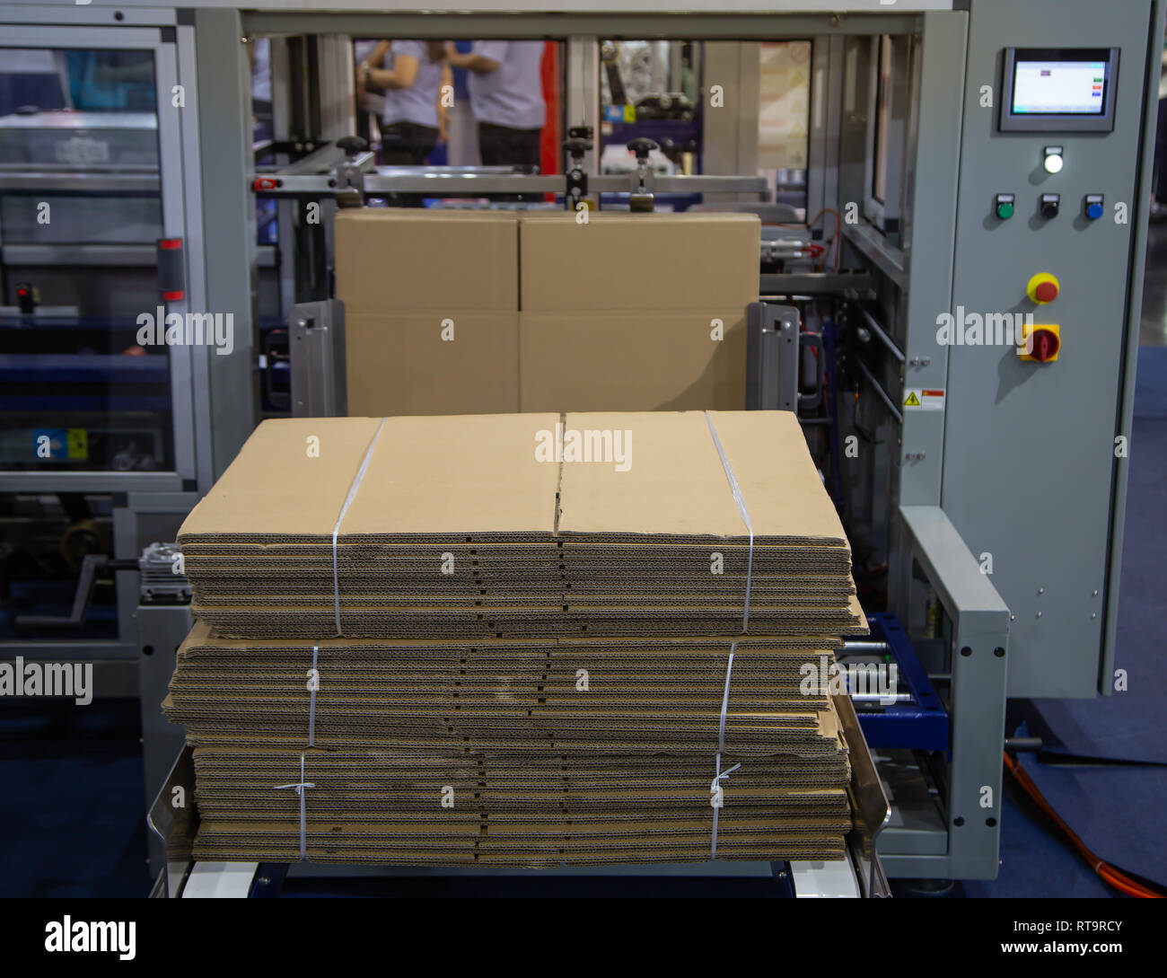 Fully Automatic Carton / Box Erector Machine Stock Photo - Alamy