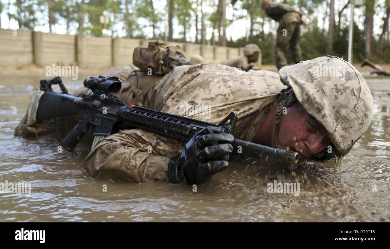 Recruits with Alpha Company, 1st Recruit Training Battalion, complete ...