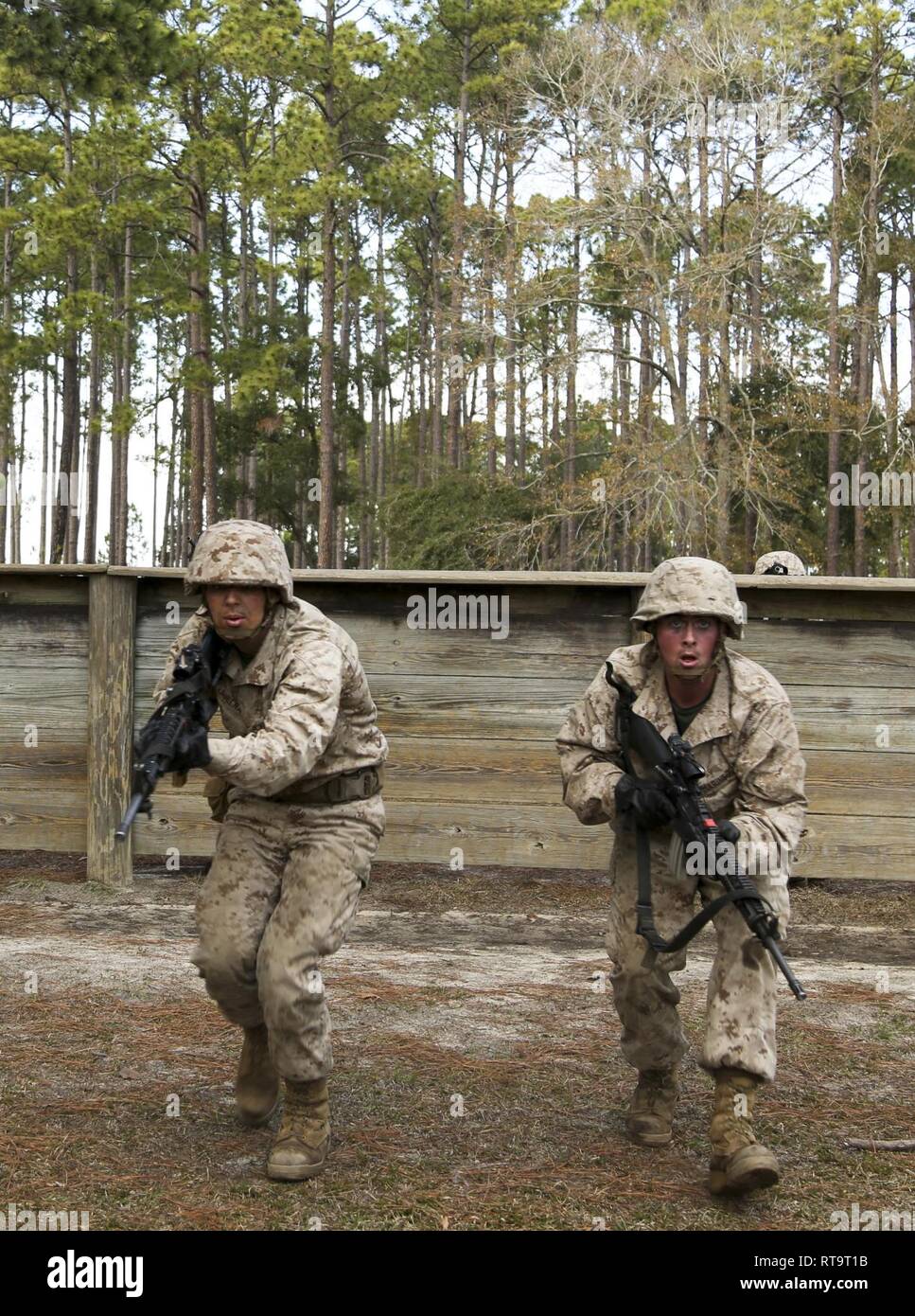 Recruits with Alpha Company, 1st Recruit Training Battalion, complete ...