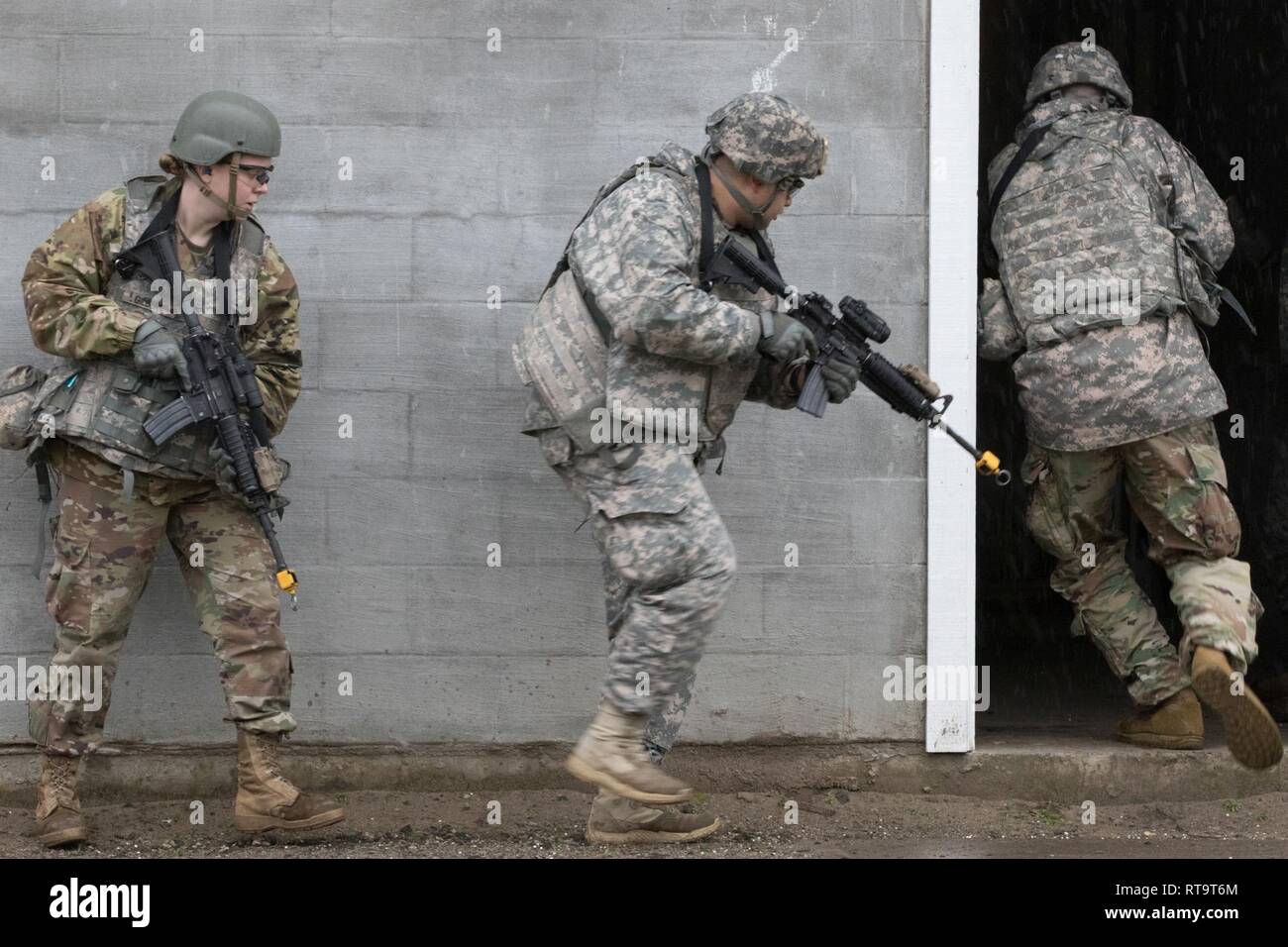 Oregon Army National Guard Soldiers with the 1186th Military Police Company, 821st Troop Command ...