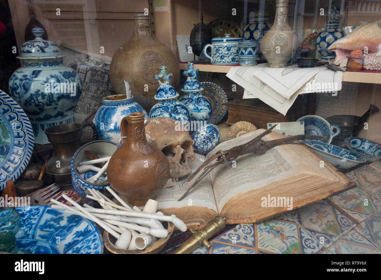 Antiques shop window, Amsterdam, Netherlands Stock Photo - Alamy