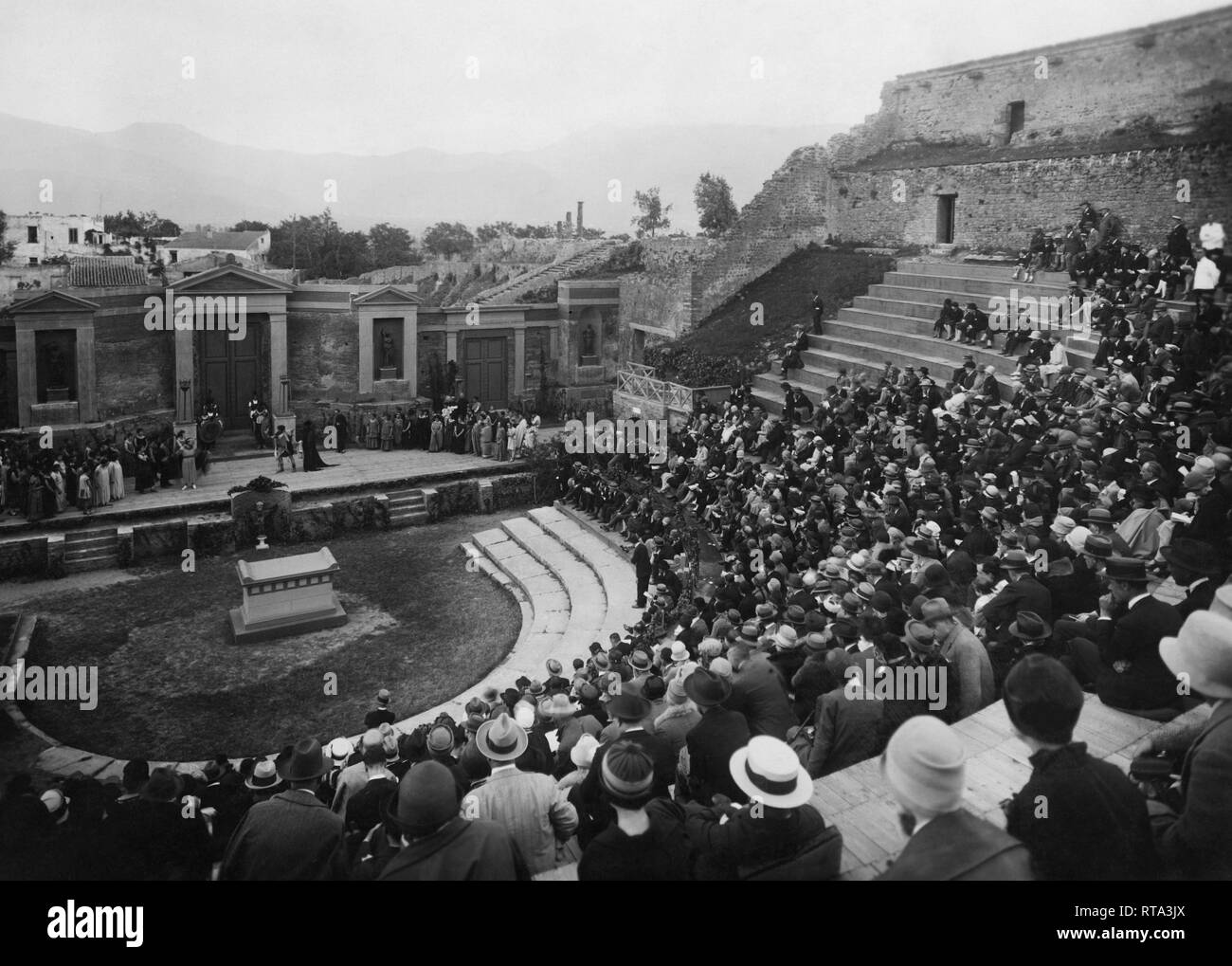 Amphitheatre italy Black and White Stock Photos & Images - Alamy