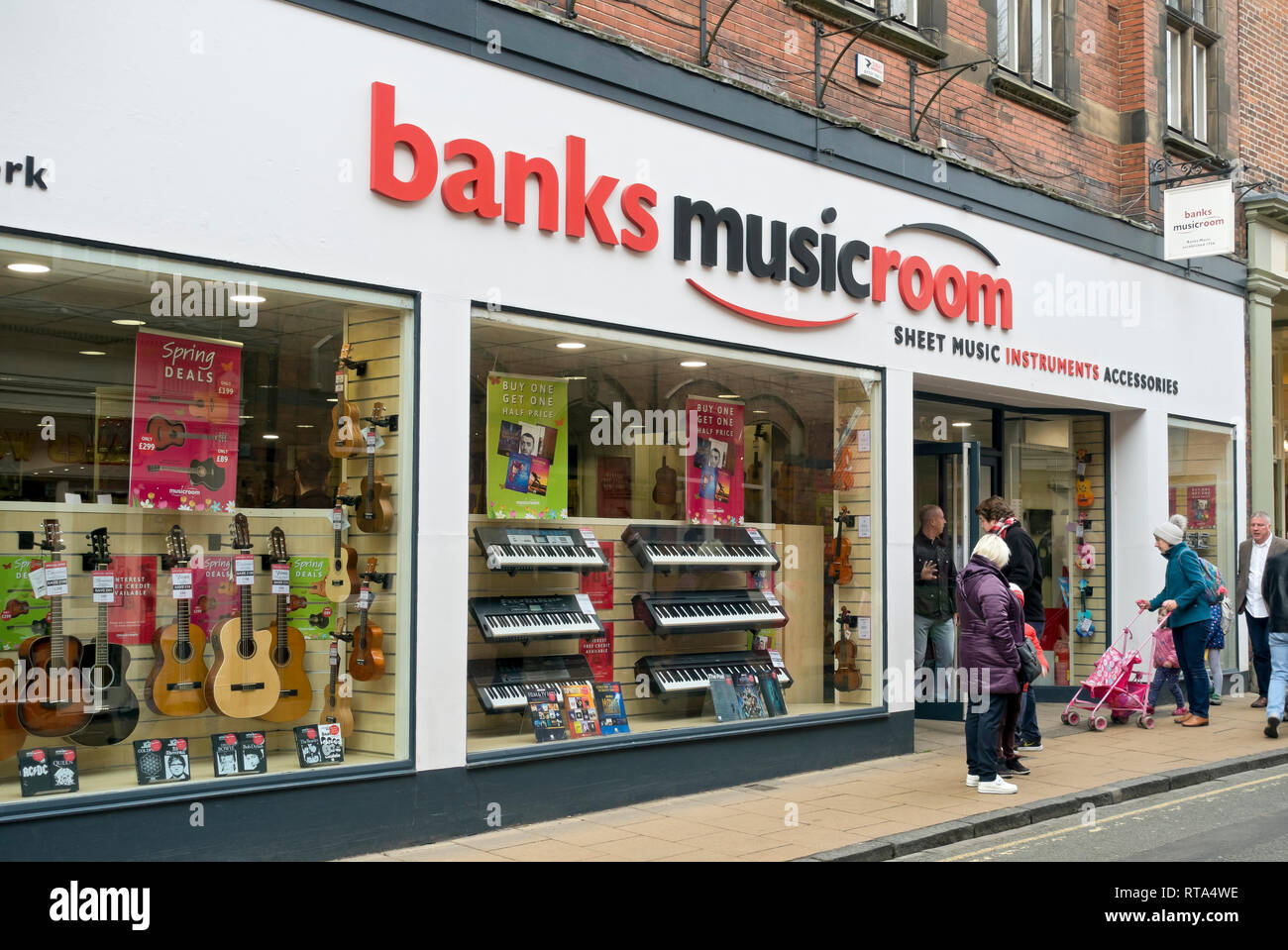 Closed music shop hi-res stock photography and images - Alamy