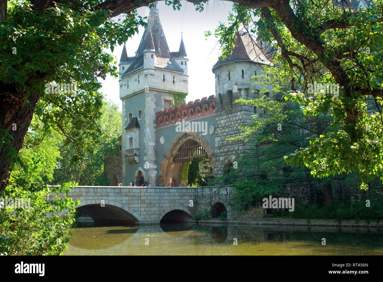 Castle gates house hi-res stock photography and images - Alamy