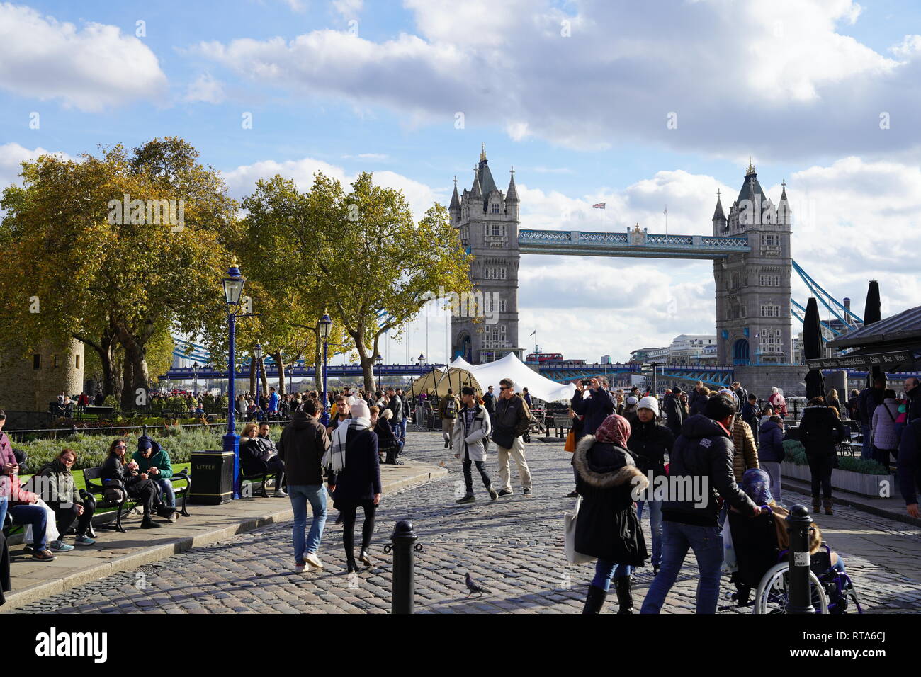 London bridge photo people hi-res stock photography and images - Alamy