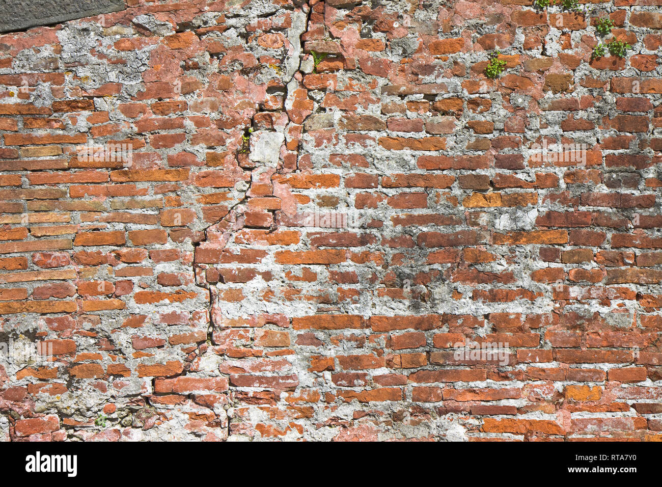 Old cracked and damaged brick wall Stock Photo - Alamy