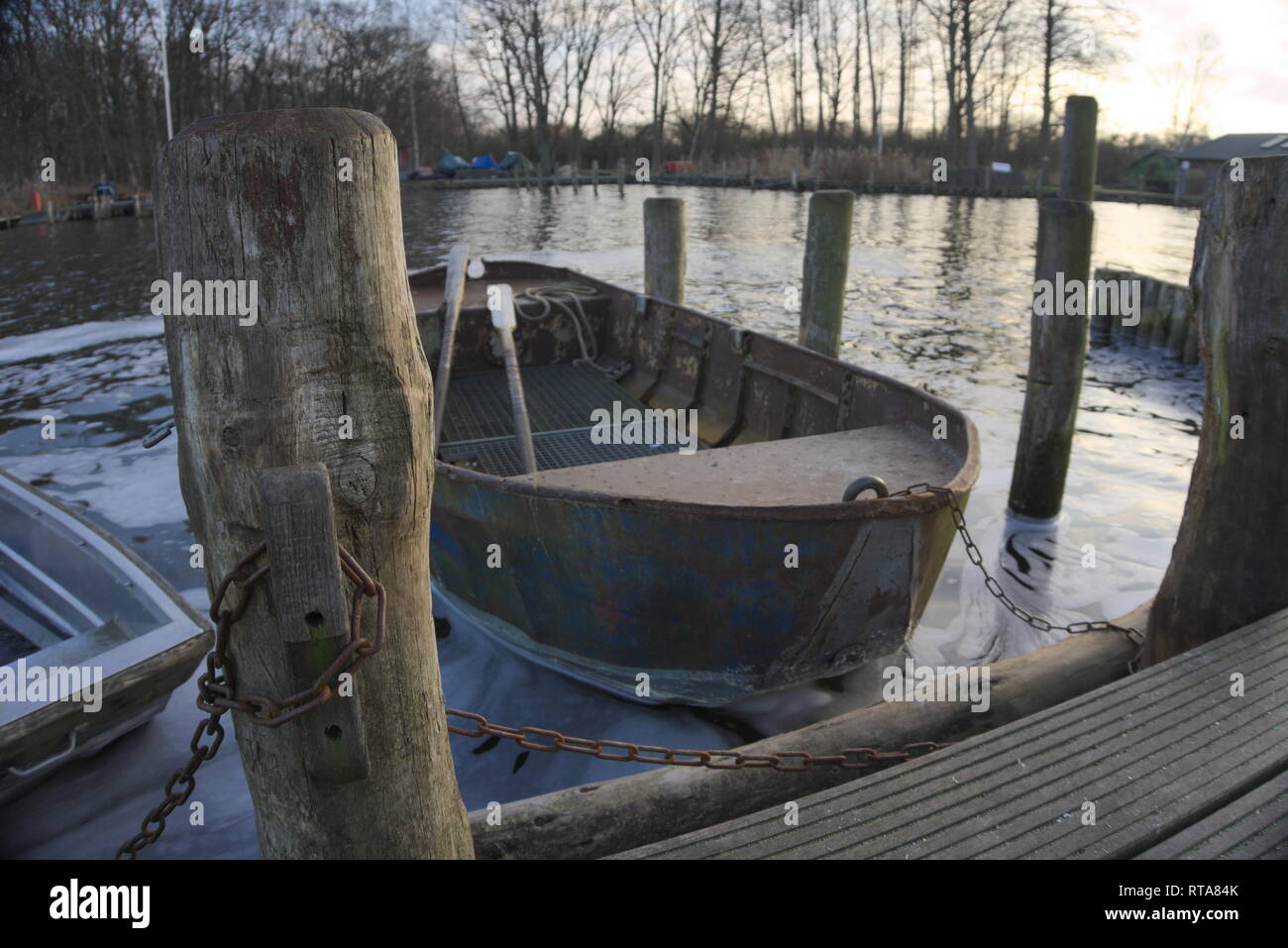 Boat tied to tree hi-res stock photography and images - Alamy