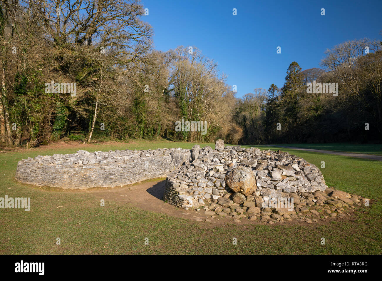 Neolithic burial chamber chambered hi-res stock photography and images ...