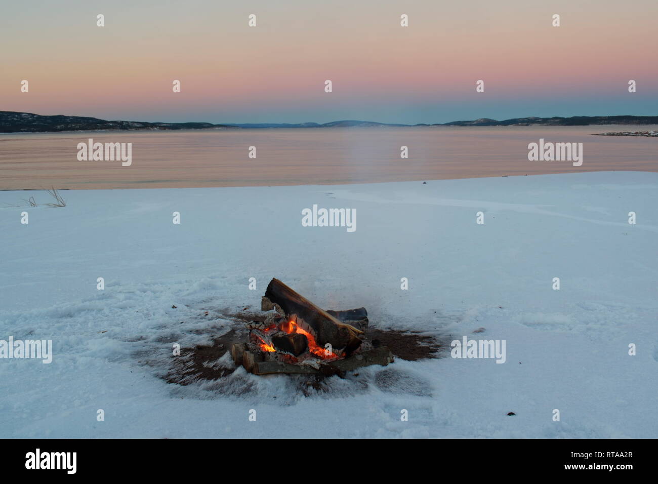 Campfire on the beach winter hi-res stock photography and images - Alamy