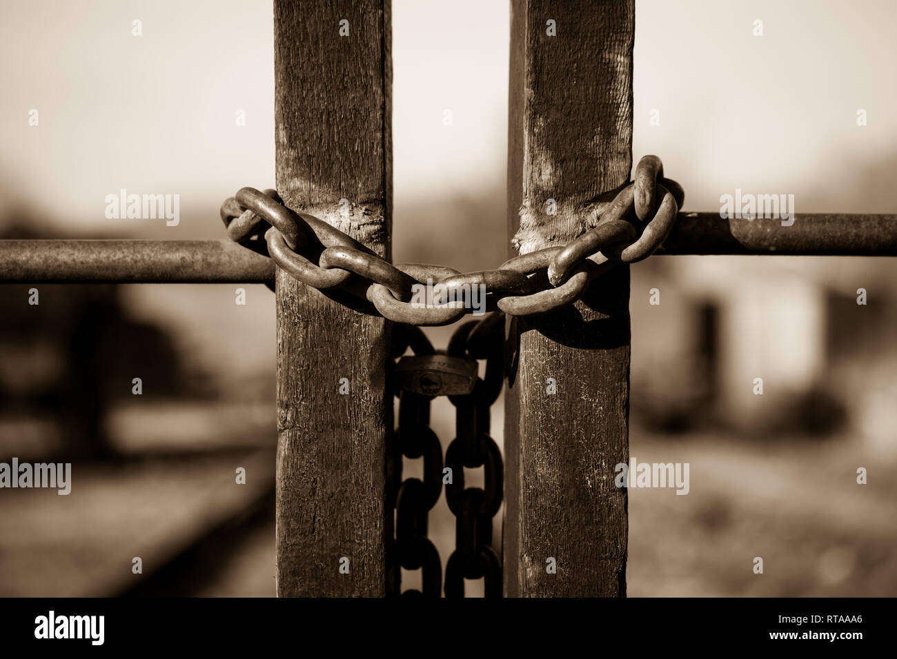 Rusty old padlock with an iron chain at a fence Stock Photo - Alamy