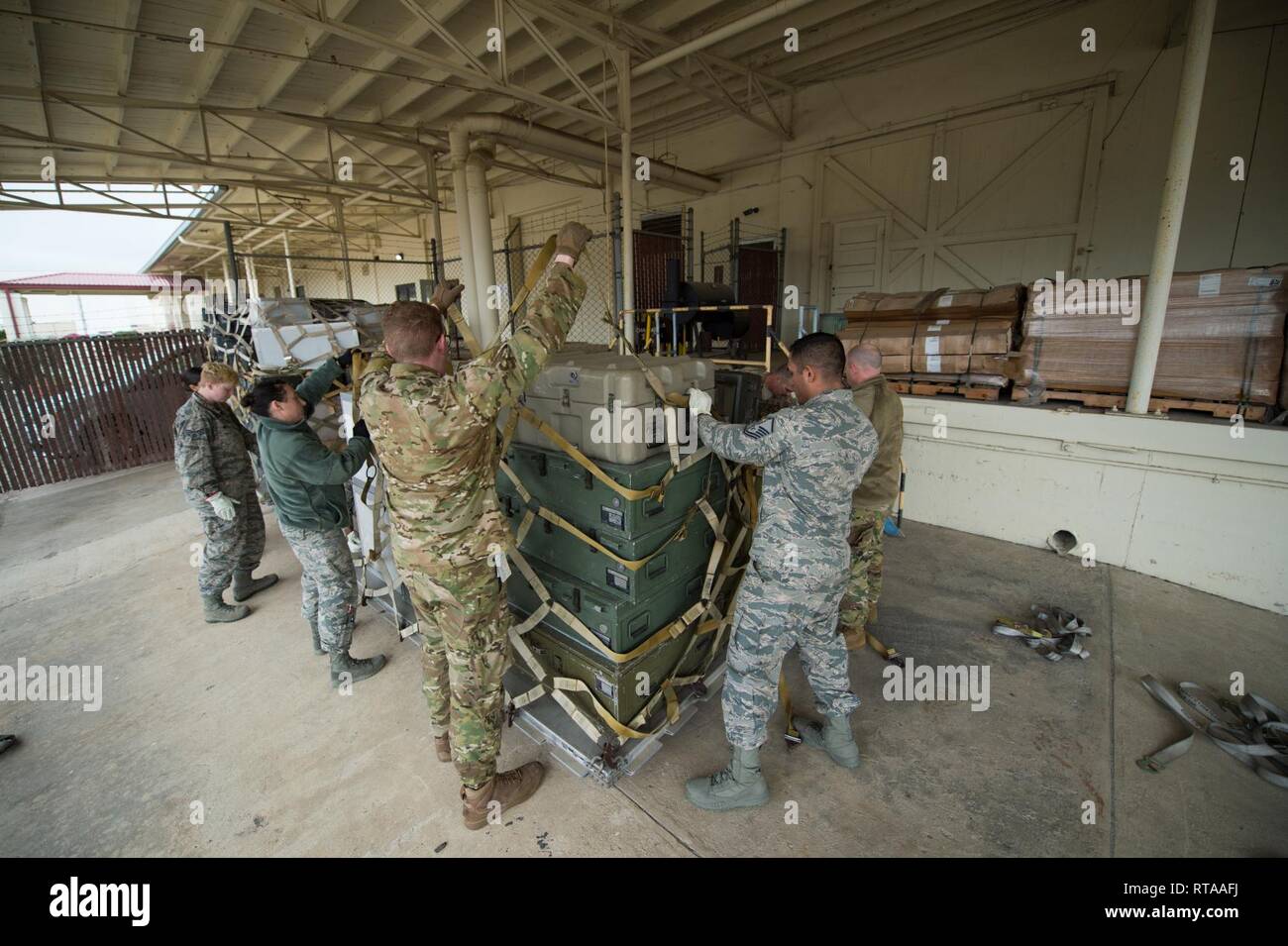 Pallet building class hi-res stock photography and images - Alamy