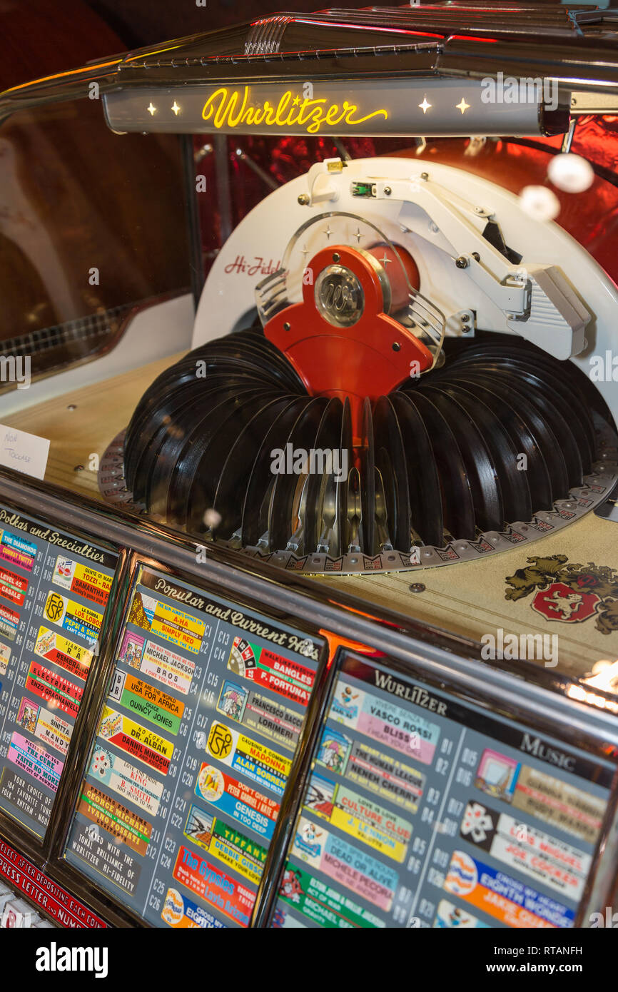 Retro jukebox: Music and Dance in bars in the 1950s Stock Photo - Alamy