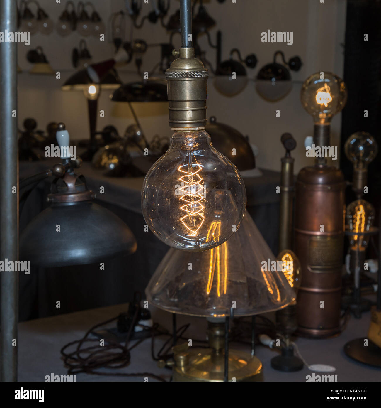 Carbon filament lightbulb hi-res stock photography and images - Alamy